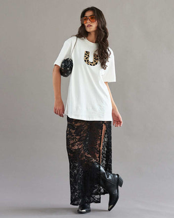Detalle del parche "U de Urban" en animal print texturizado - Urbanrock